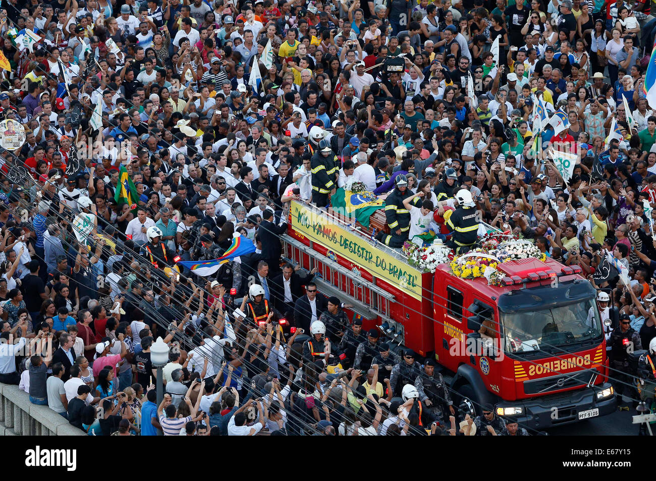 Recife, Brazil. 17th Aug, 2014. People take part in the funeral ...