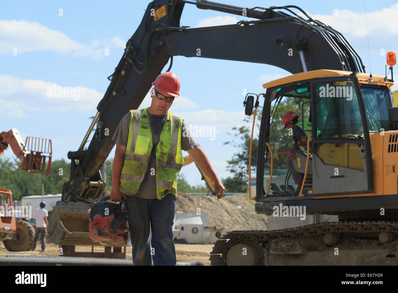 Construction worker carrying pipe hi-res stock photography and images ...