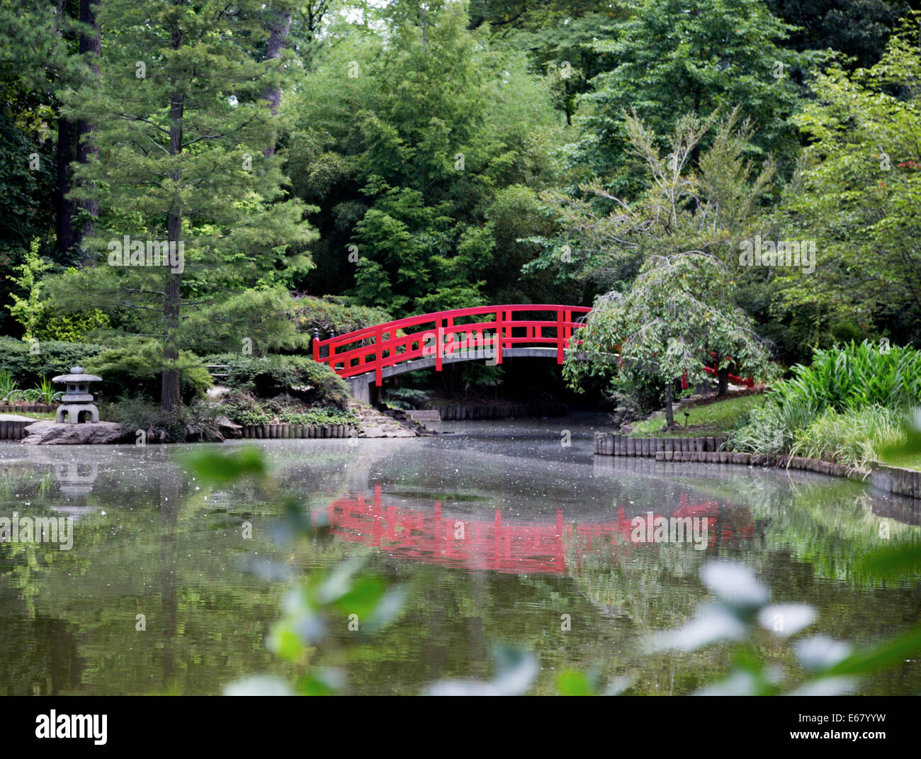 Japanese style pond and garden Stock Photo - Alamy