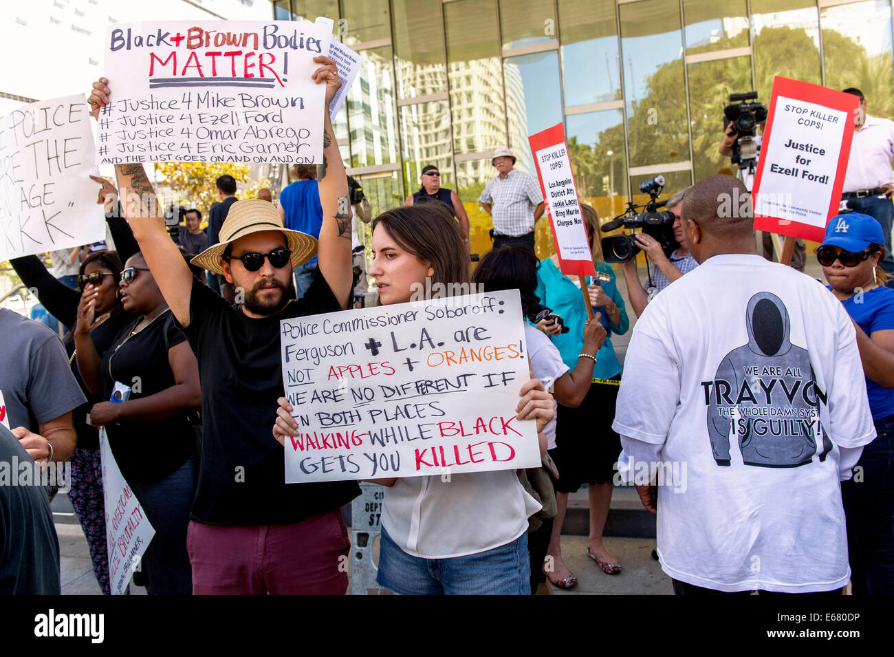 Los Angeles, California, USA. 17th Aug, 2014. People rally outside LAPD ...