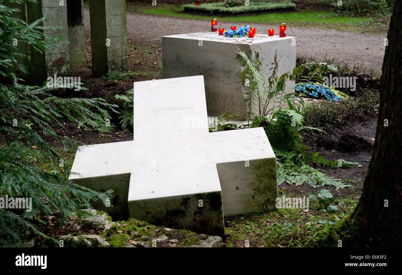 Controversial leader grave hi-res stock photography and images - Alamy