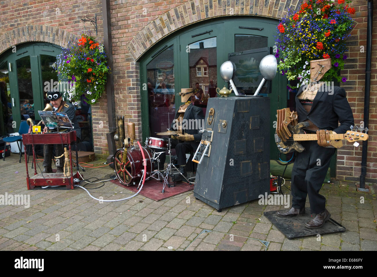 Ichabod Steam's Animatronic Steampunk Band street performer ...