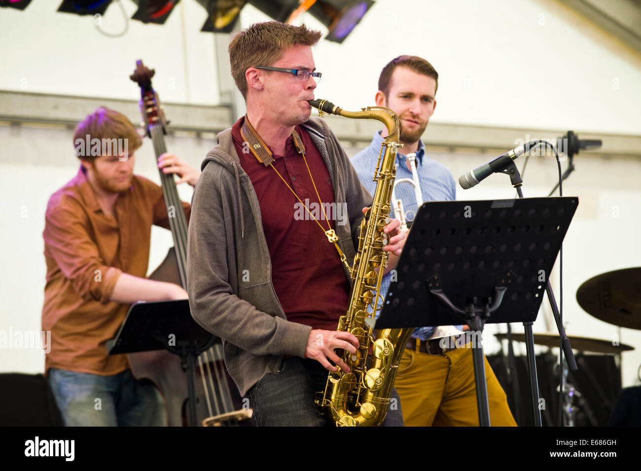 Live entertainment on stage hi-res stock photography and images - Alamy