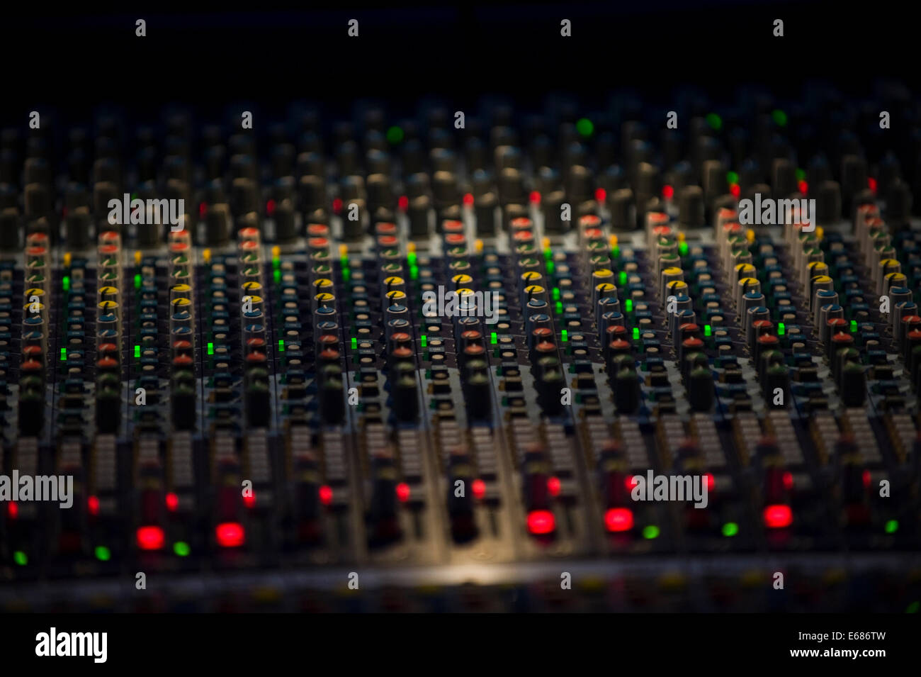 Live mix hi-res stock photography and images - Alamy