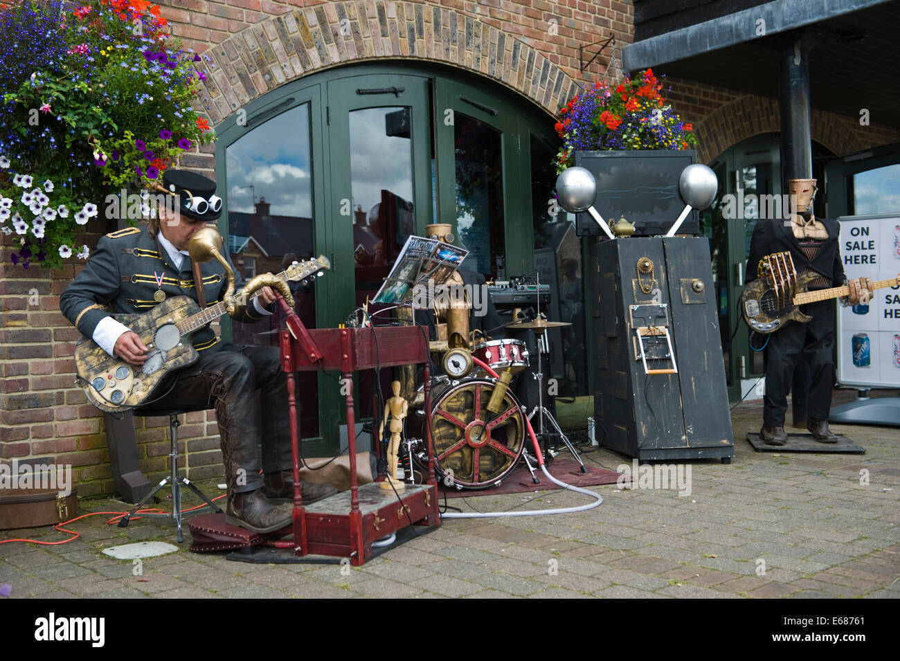 Ichabod Steam's Animatronic Steampunk Band street performer ...
