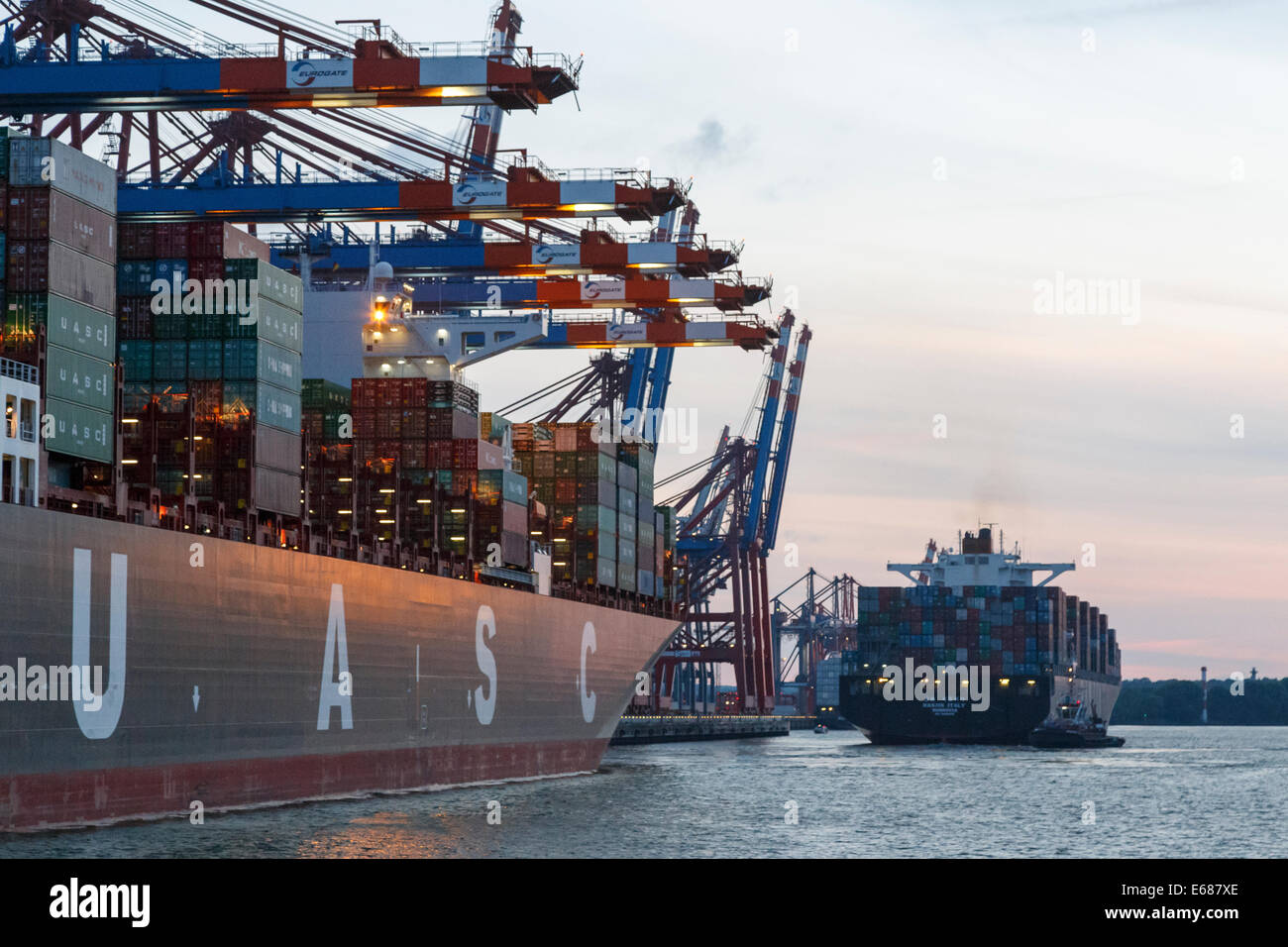 Ships eurogate burchardkai container terminals hi-res stock photography ...