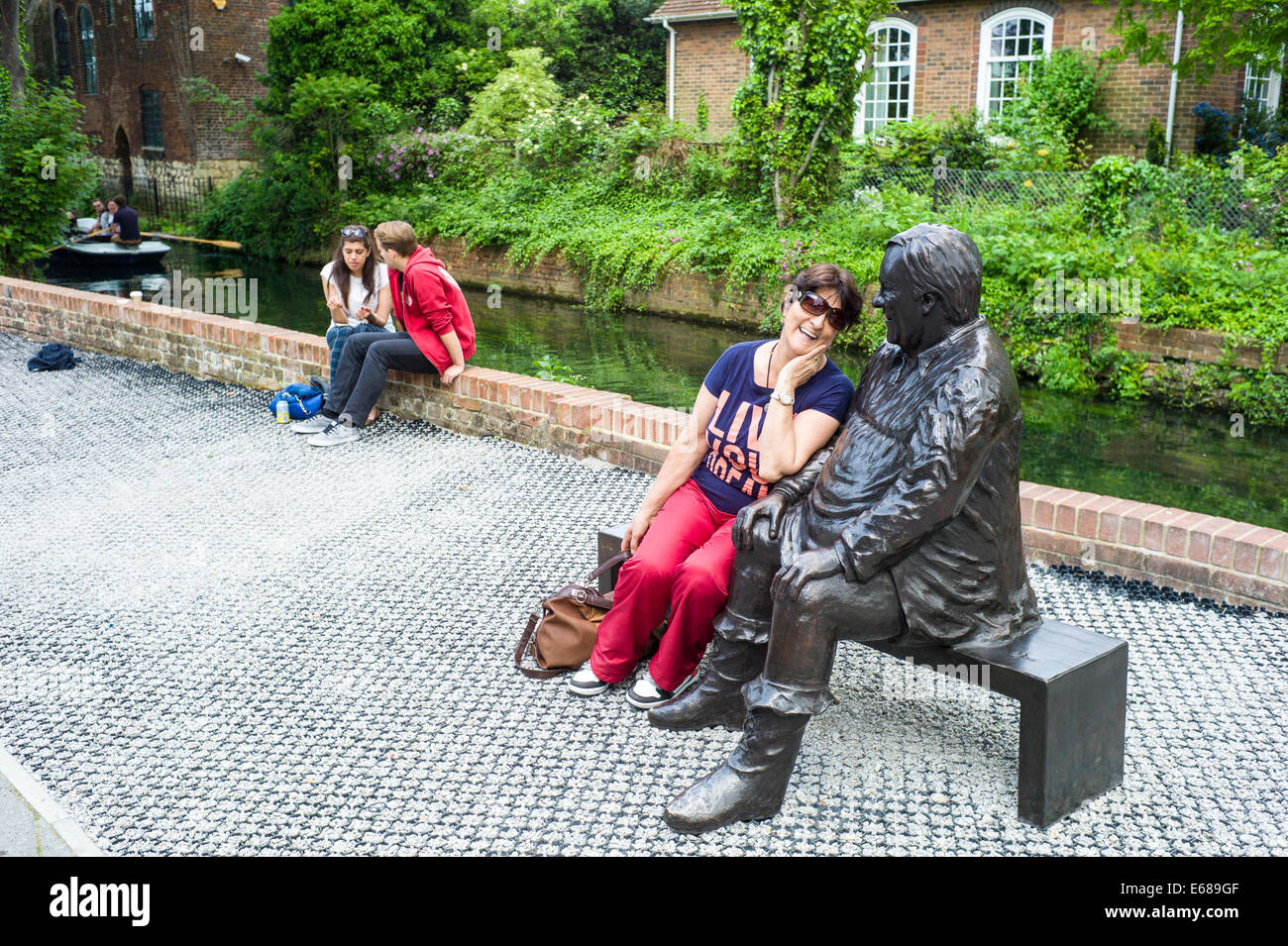 Statue woman sitting on bench hi-res stock photography and images - Alamy