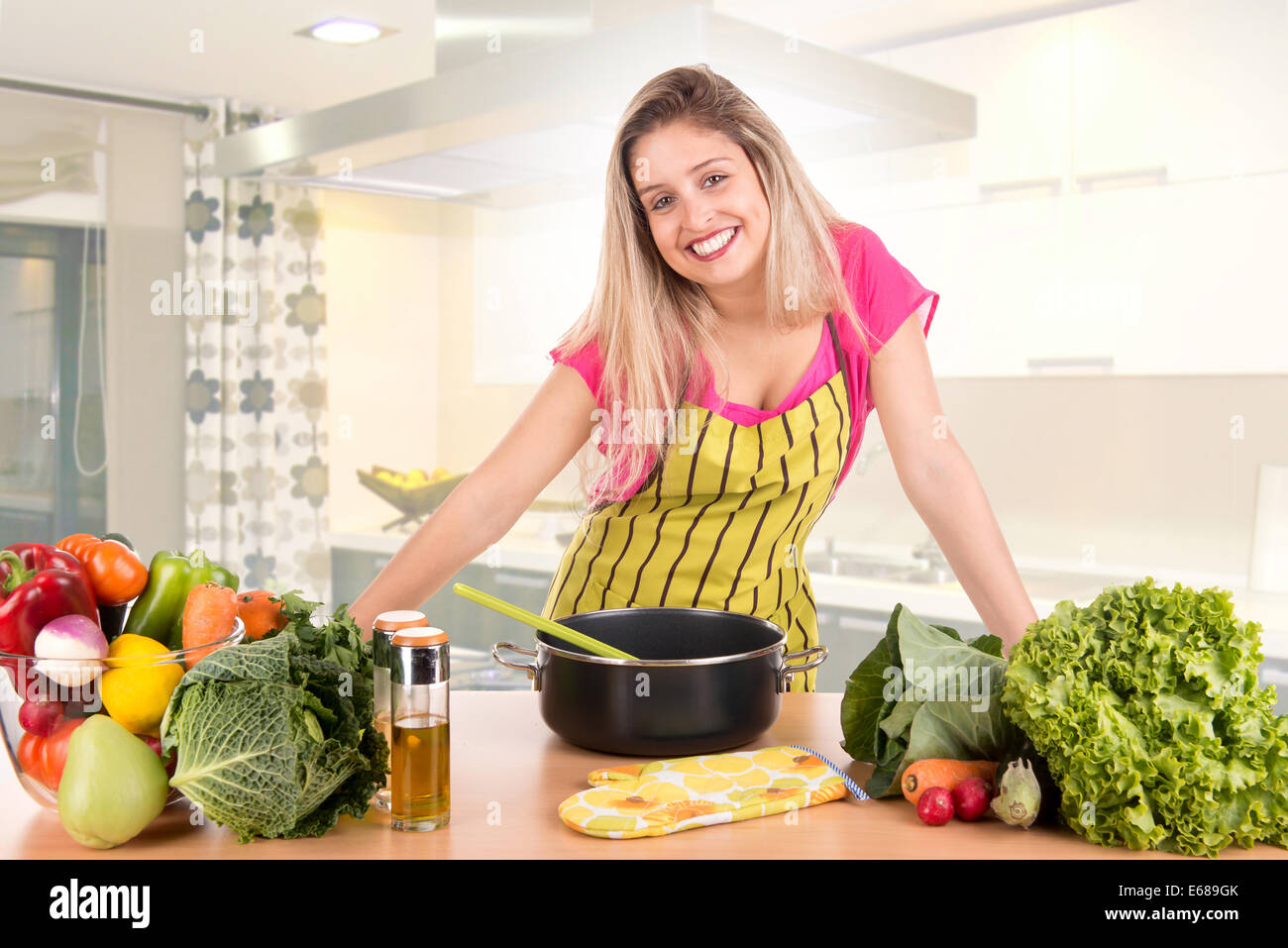 Woman apron kitchen hi-res stock photography and images - Alamy