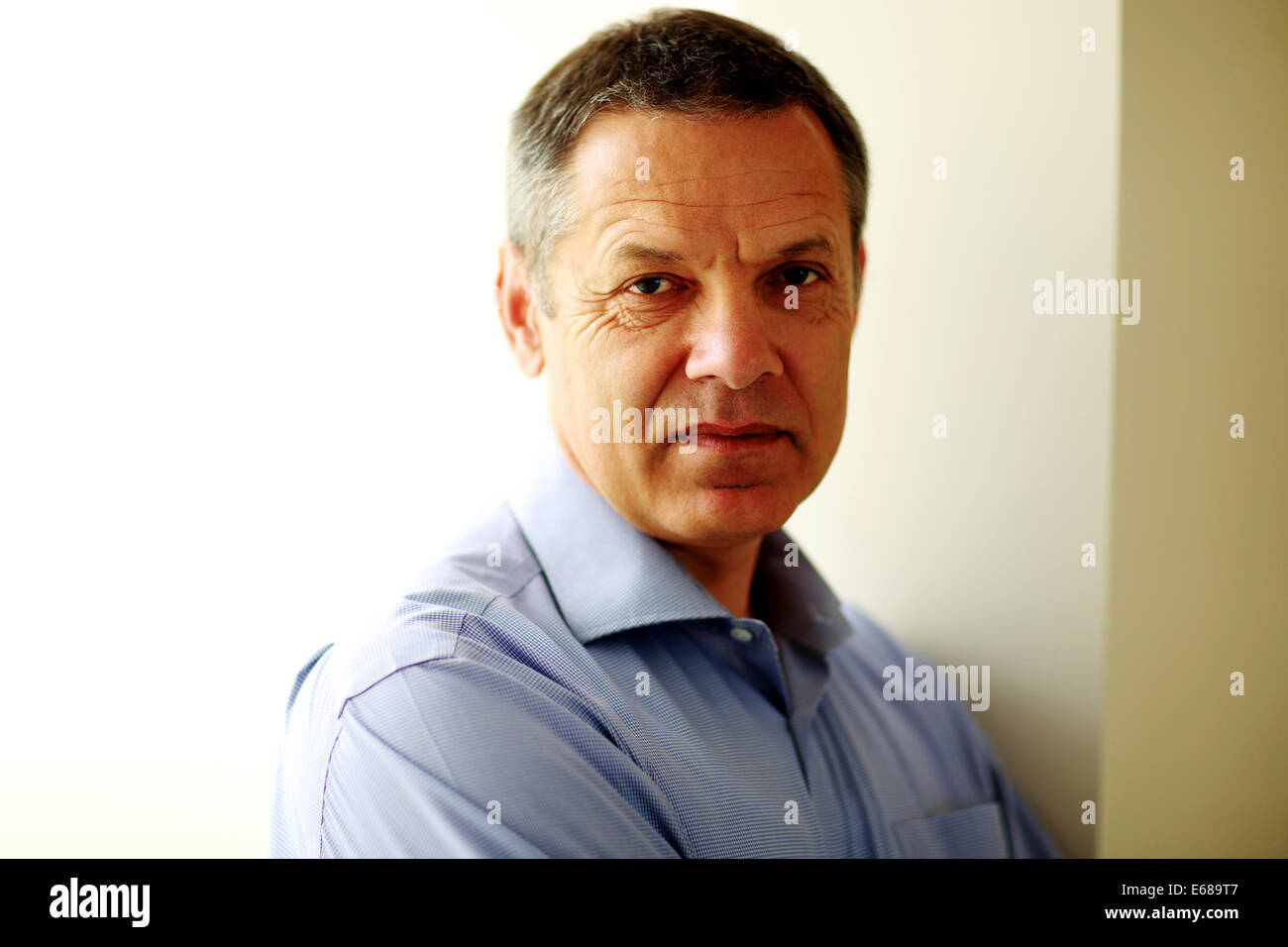 Office portrait mature man hi-res stock photography and images - Alamy