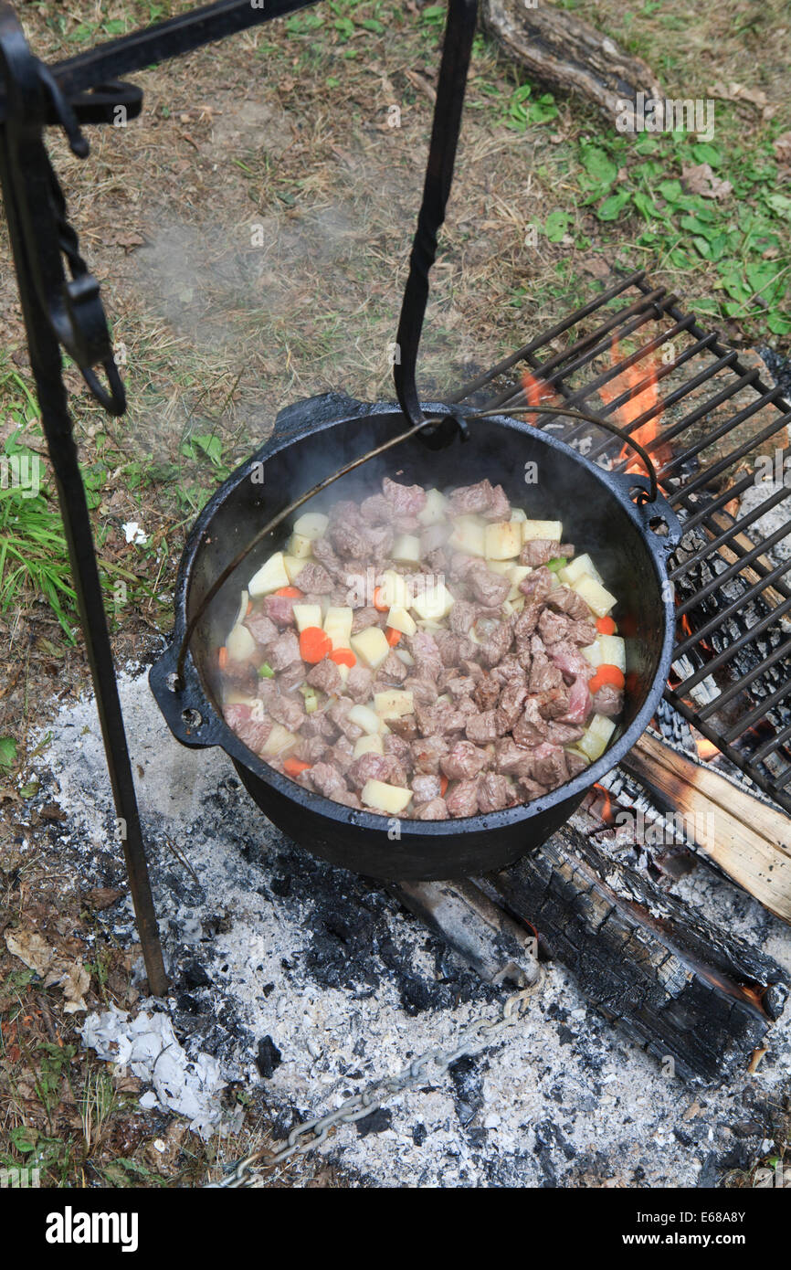Beef stew cooking on an open campfire Stock Photo - Alamy