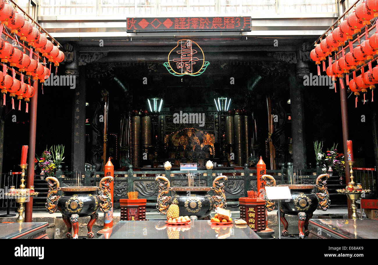 Chinese temple interior hi-res stock photography and images - Alamy