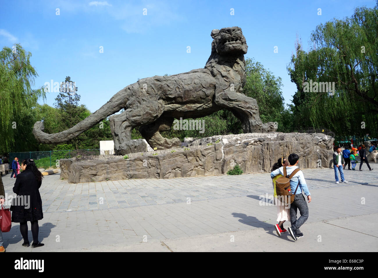 Animal statue at zoo hi-res stock photography and images - Alamy