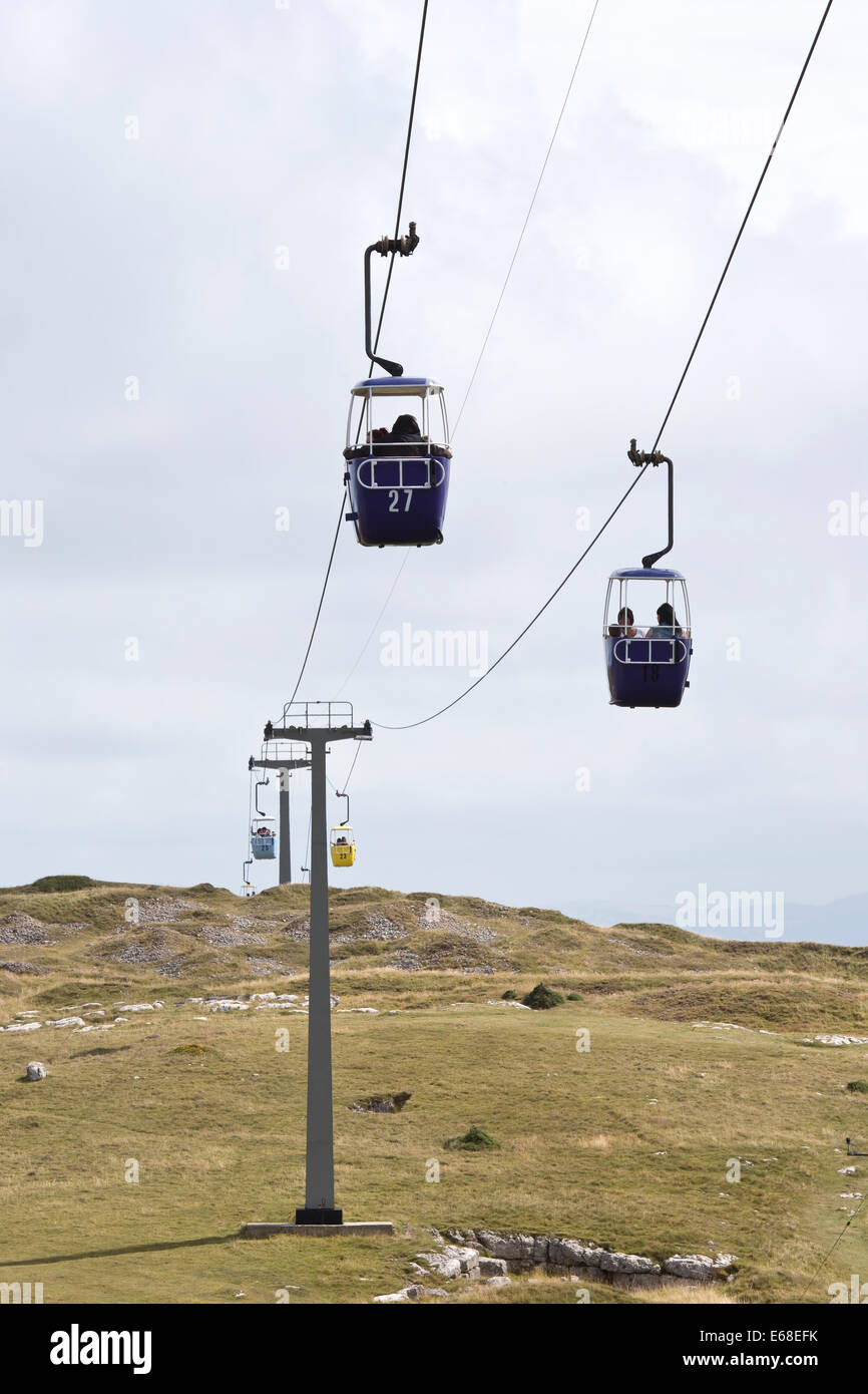Aerial cable cars hi-res stock photography and images - Alamy