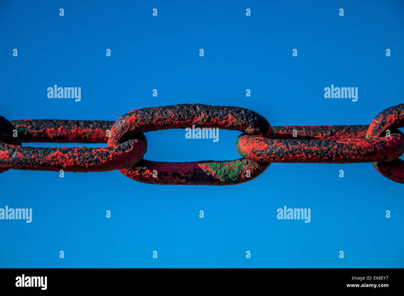 Rusted chain background hi-res stock photography and images - Alamy