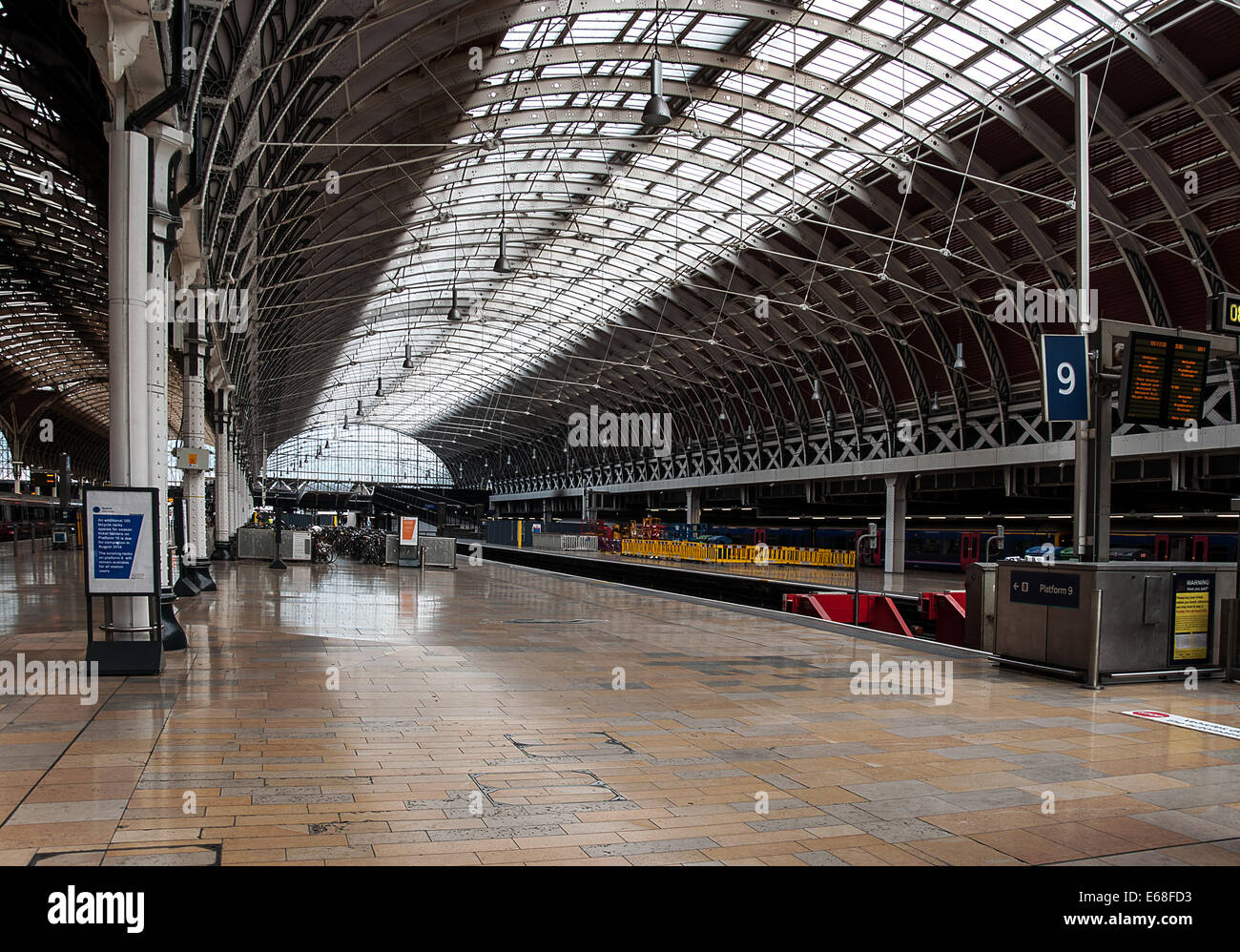 Empty london station platform hi-res stock photography and images - Alamy