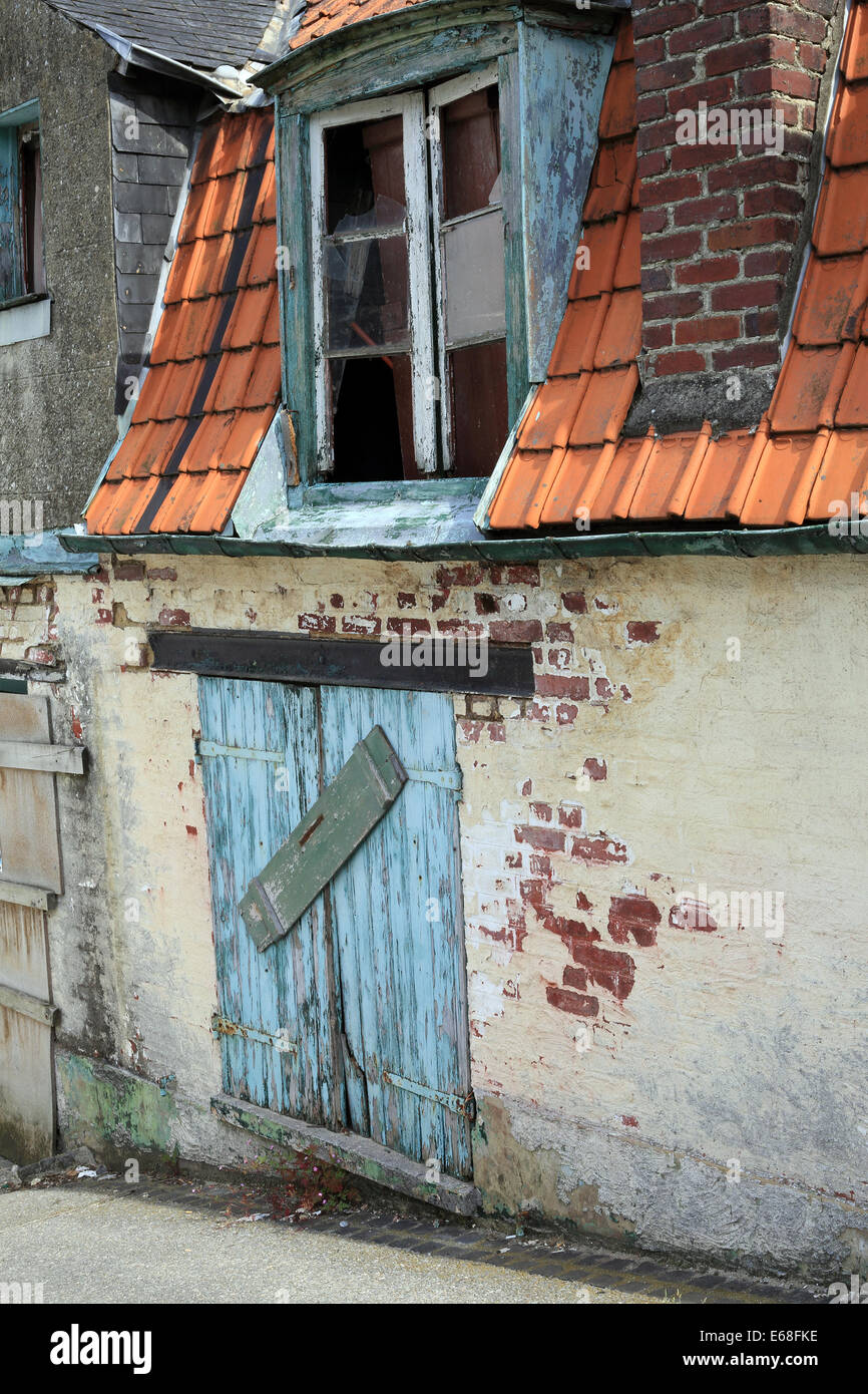 Boarded up house, Side view of house on alleyway off Rue des Moulins ...