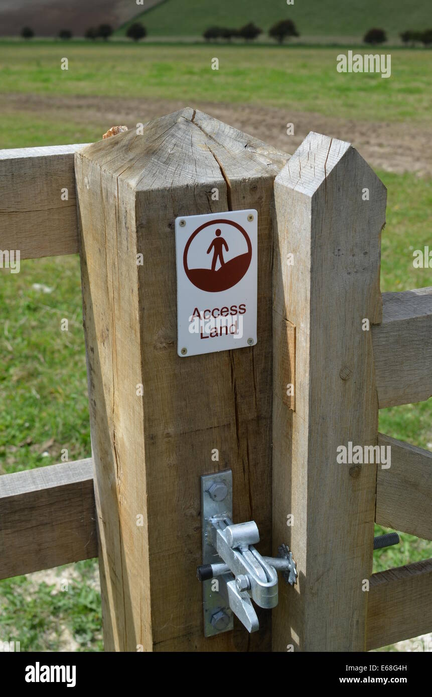 Free to roam access land sign on the Sussex South Downs Stock Photo - Alamy
