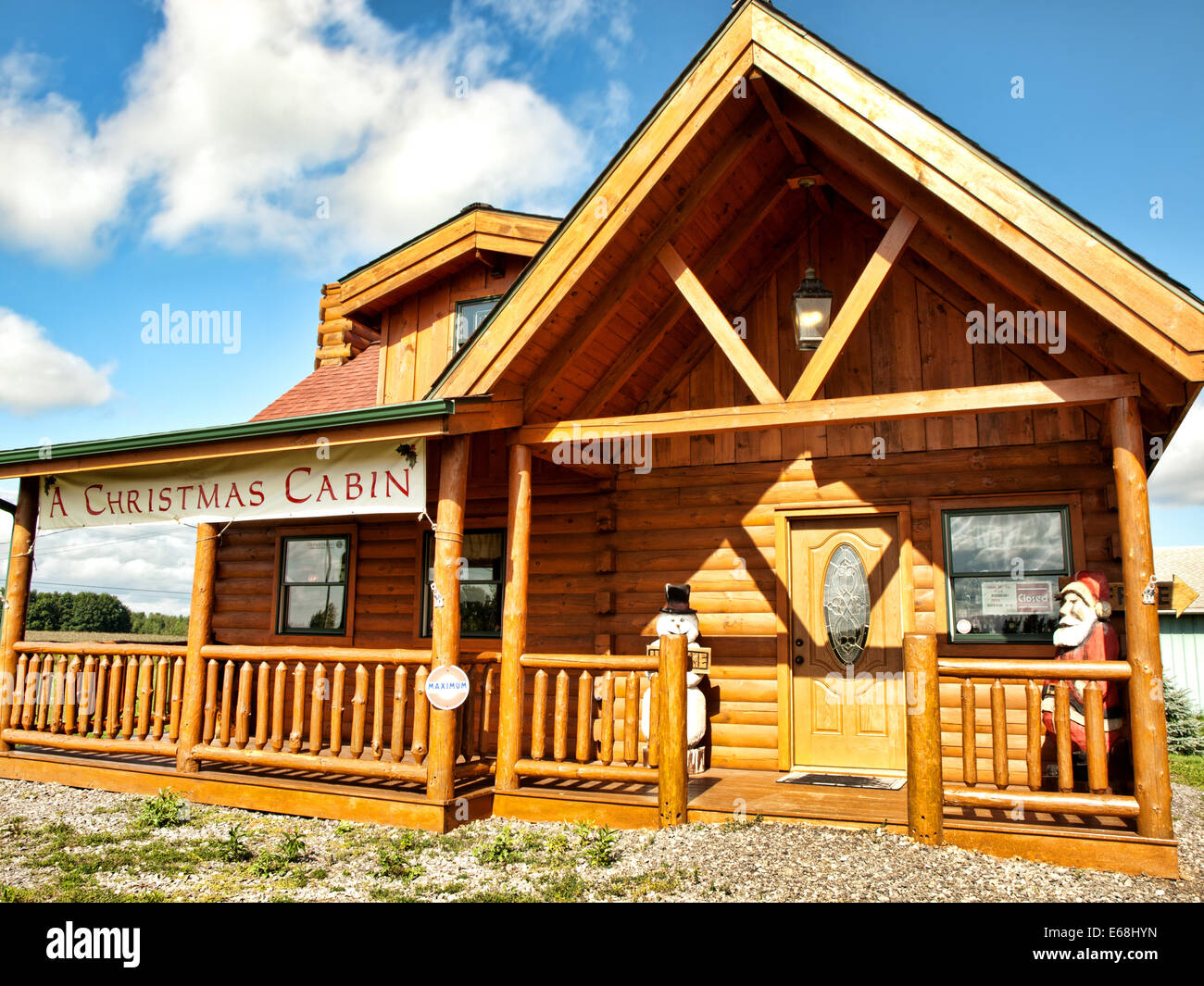 Christmas log cabin hi-res stock photography and images - Alamy