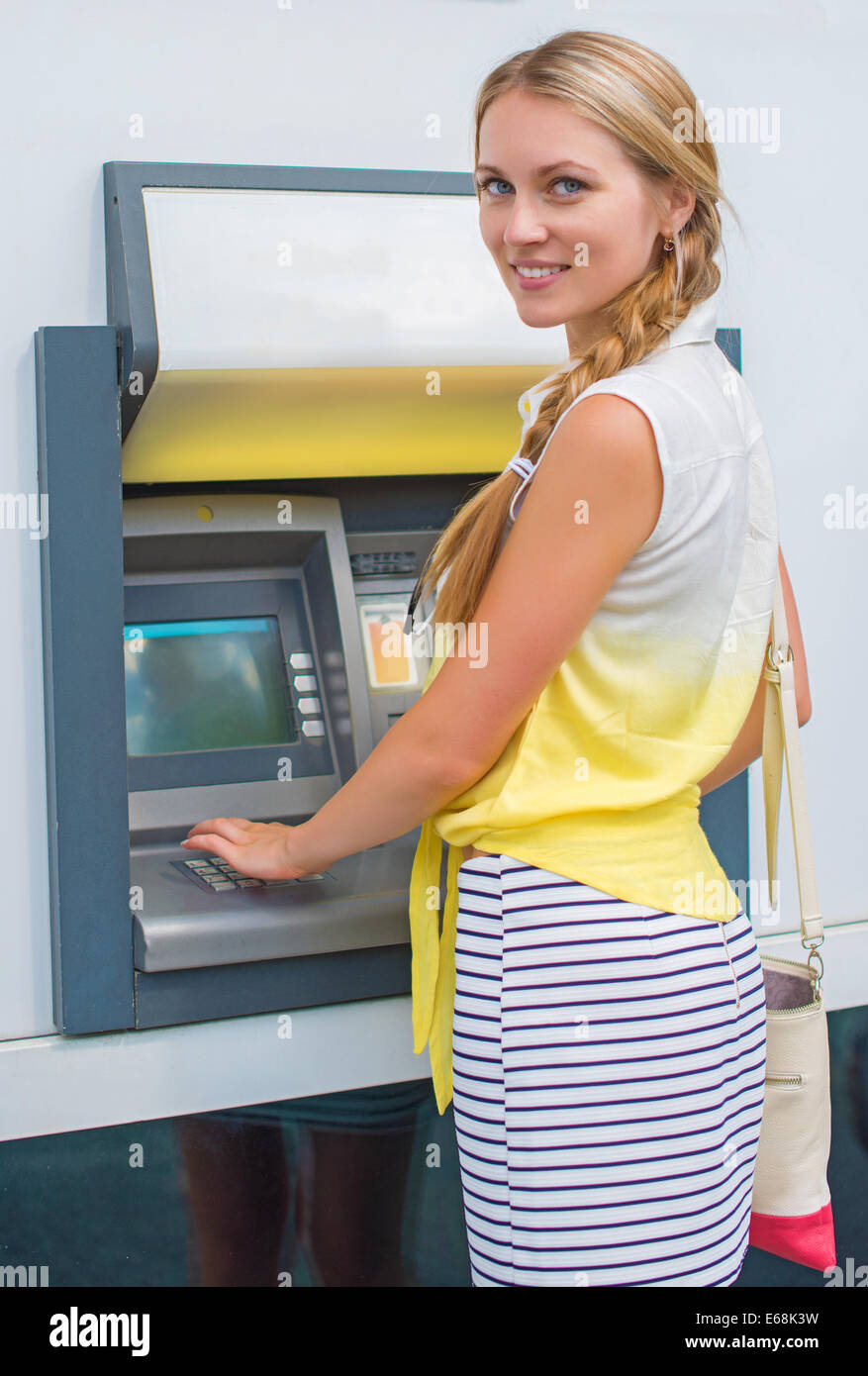 Withdraw money atm hi-res stock photography and images - Alamy