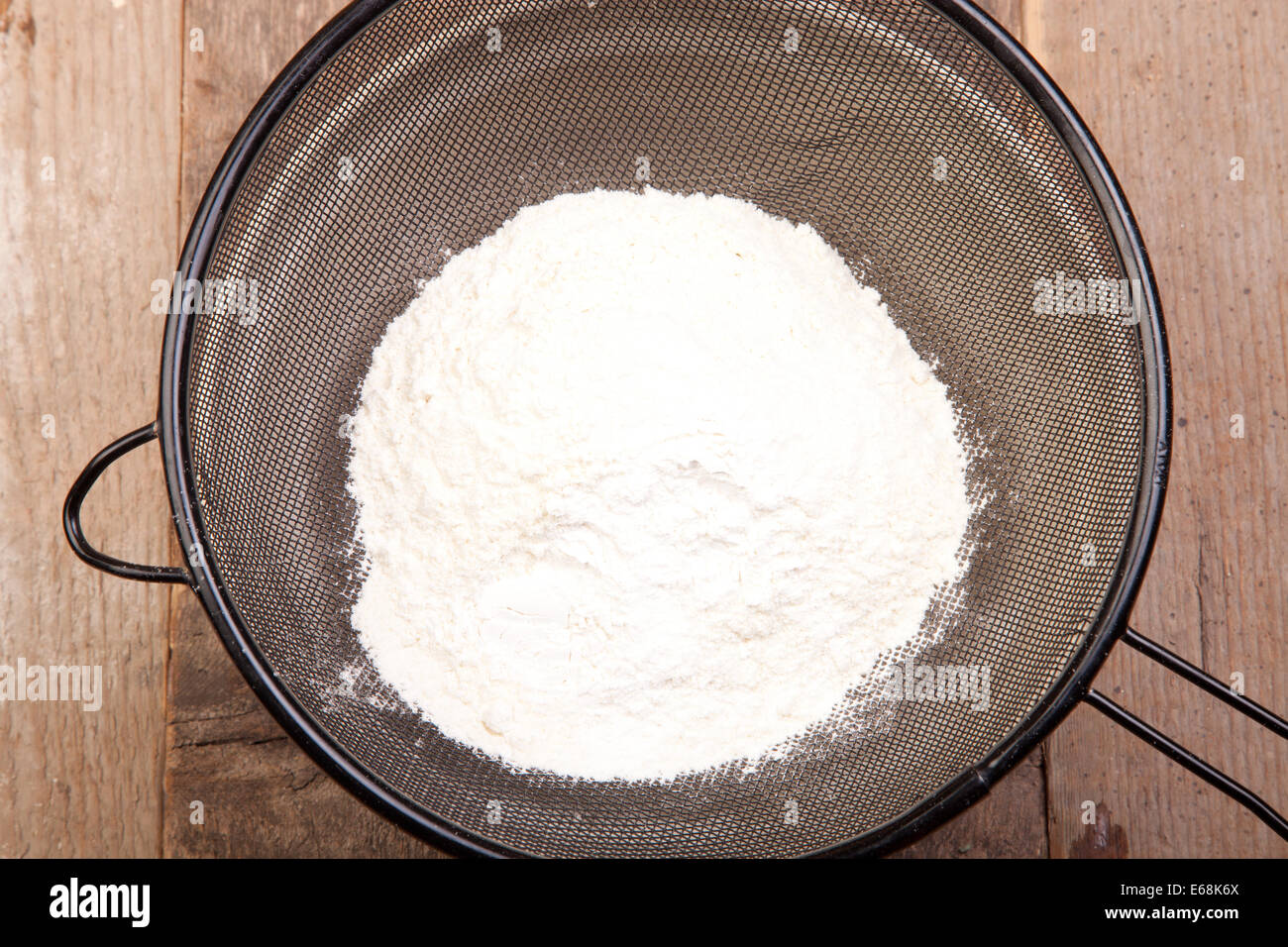 Flour in sieve hi-res stock photography and images - Alamy