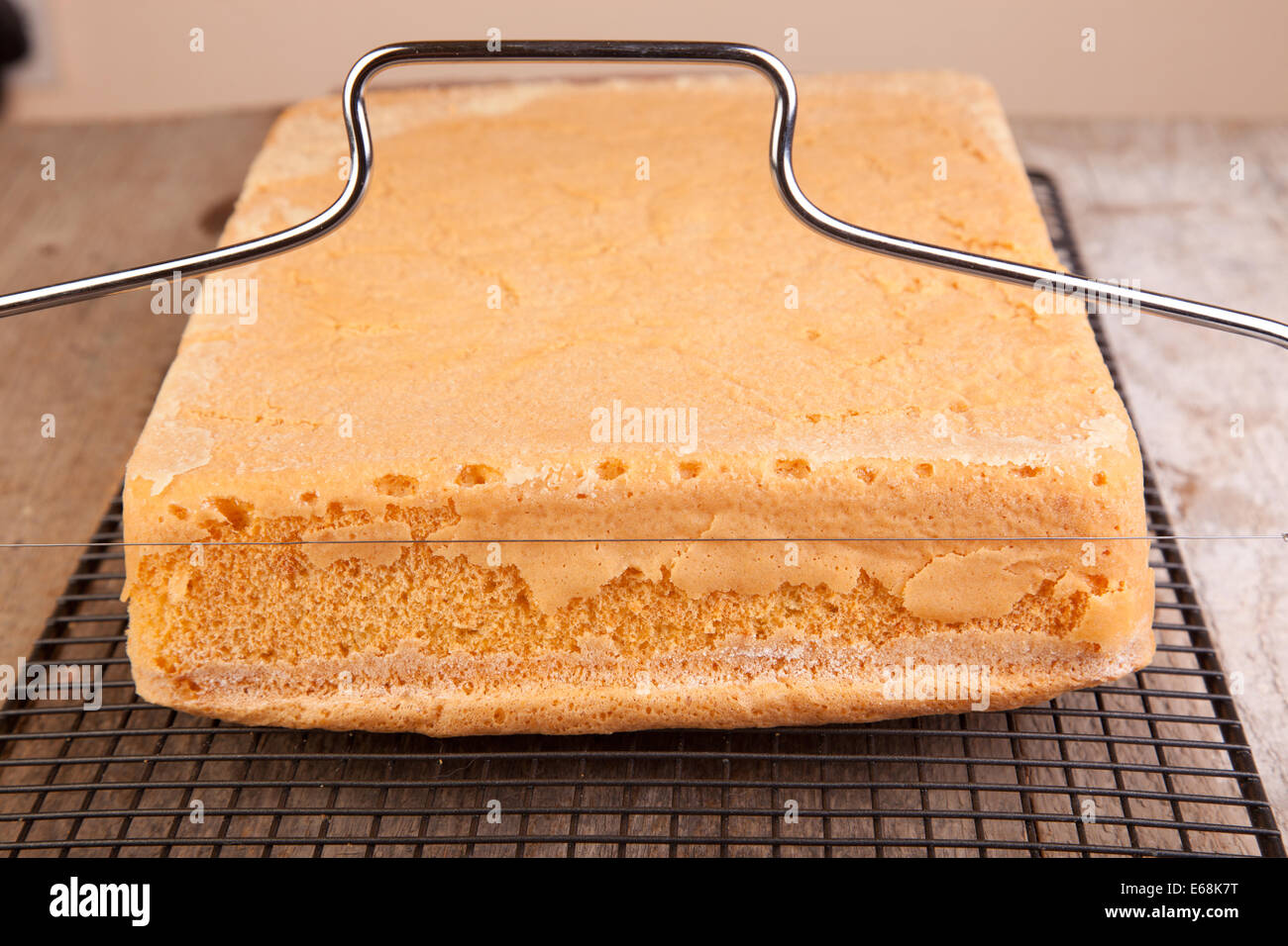 Cutting cake hi-res stock photography and images - Alamy