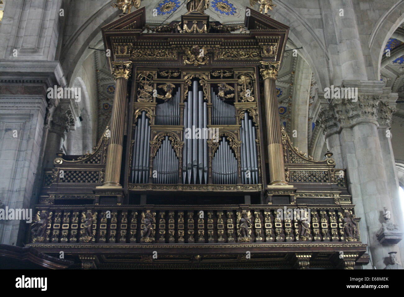 Cathedral organ hi-res stock photography and images - Alamy