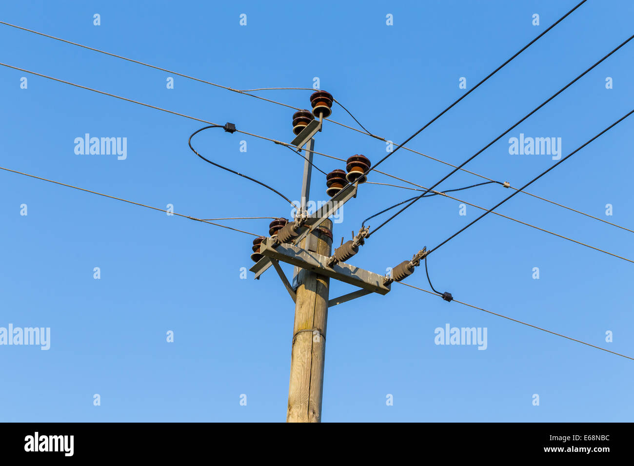 Old wooden electric pole wires hi-res stock photography and images - Alamy