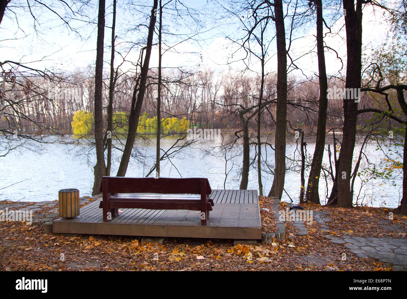 Green oak bench hi-res stock photography and images - Alamy