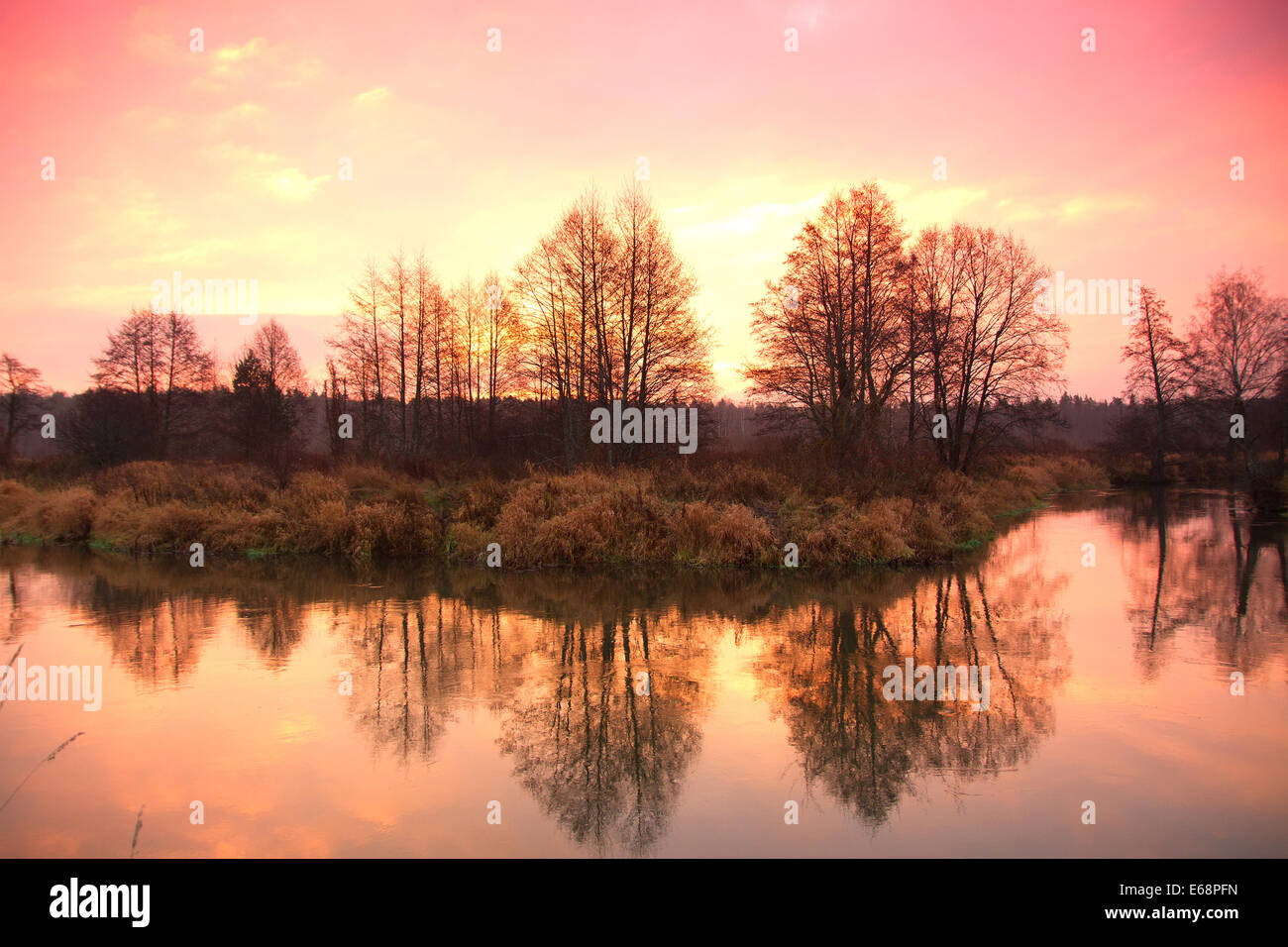 Late fall fog river hi-res stock photography and images - Alamy