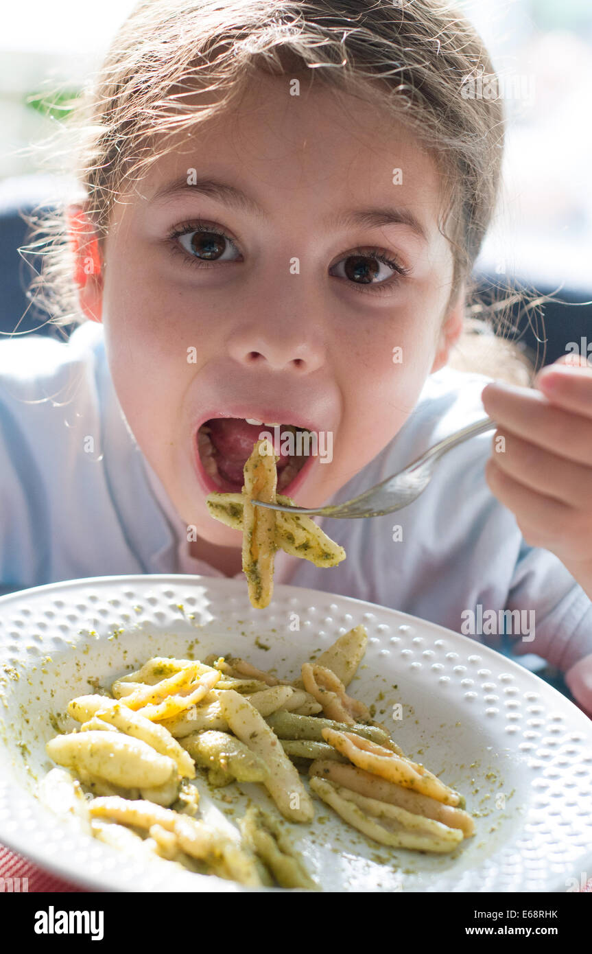 Child eating pasta Stock Photo - Alamy