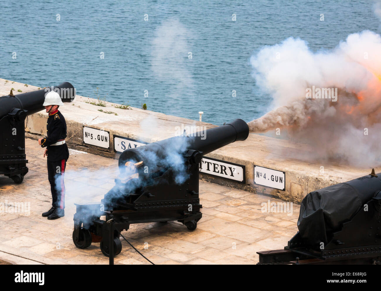 Military cannon gun firing smoke hi-res stock photography and images ...