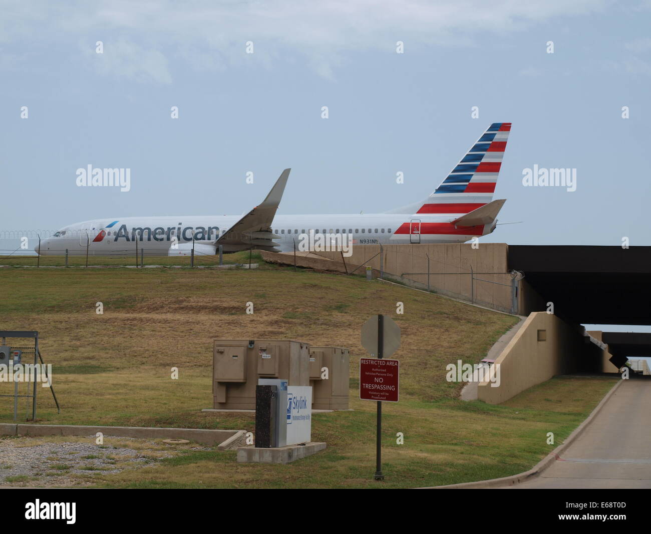 American airlines plane at dfw airport hi-res stock photography and ...