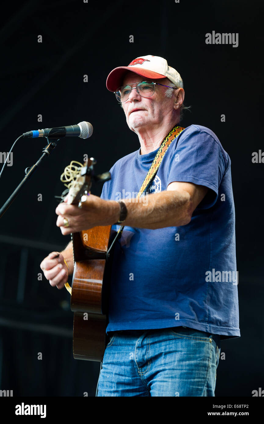 Michael chapman performing hi-res stock photography and images - Alamy