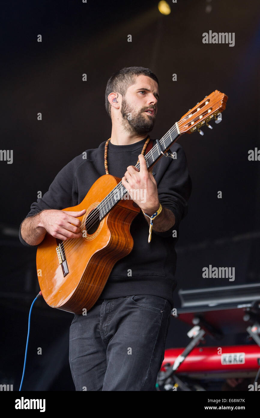 Nick Mulvey Singer High Resolution Stock Photography and Images - Alamy