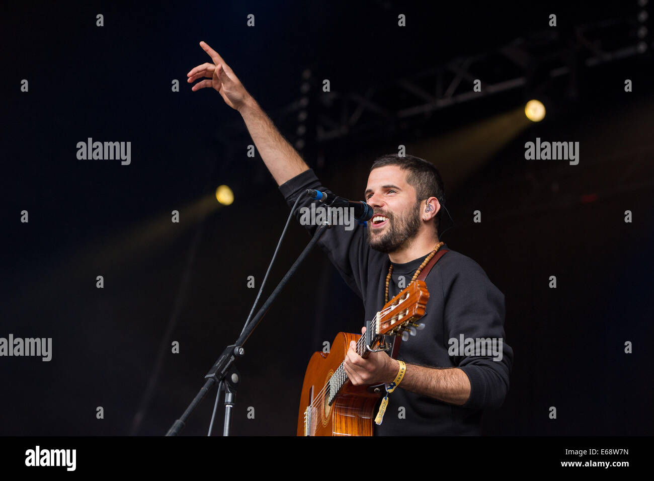 Nick Mulvey Singer High Resolution Stock Photography and Images - Alamy