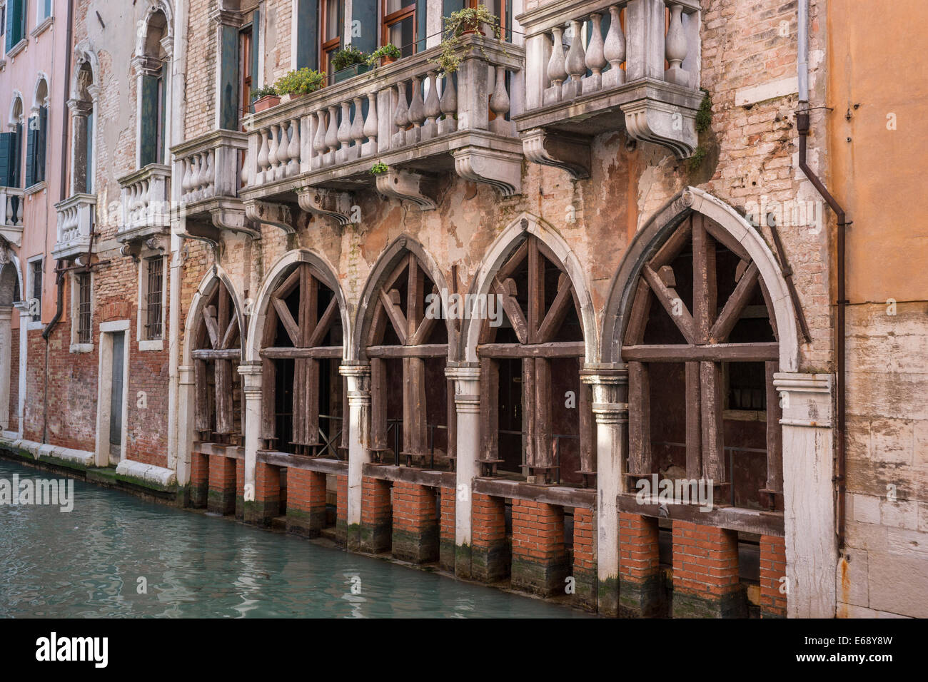 Historic canal side building hi-res stock photography and images - Alamy