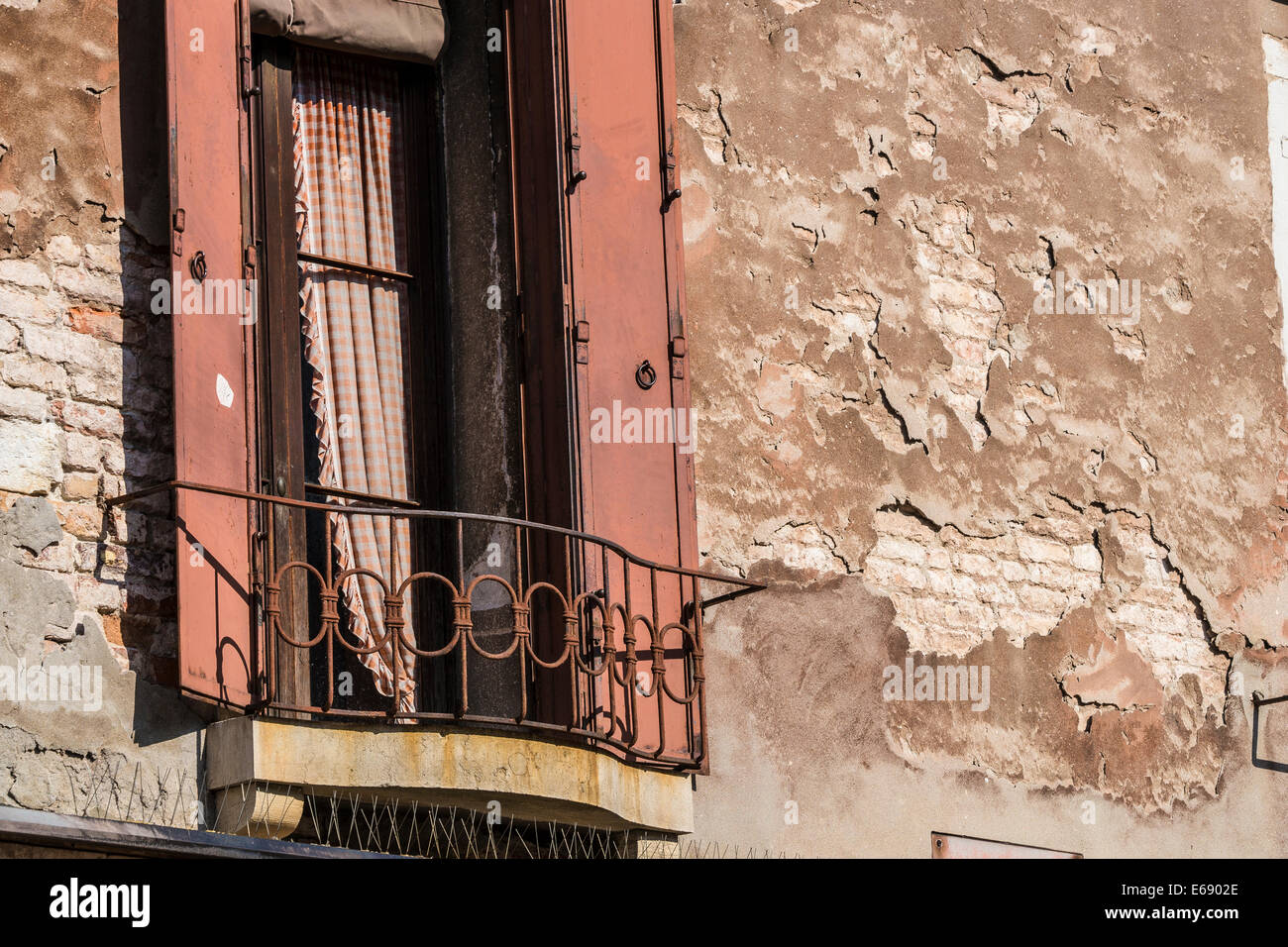 Shuttered window on old brick house with pealing plaster in Venice ...