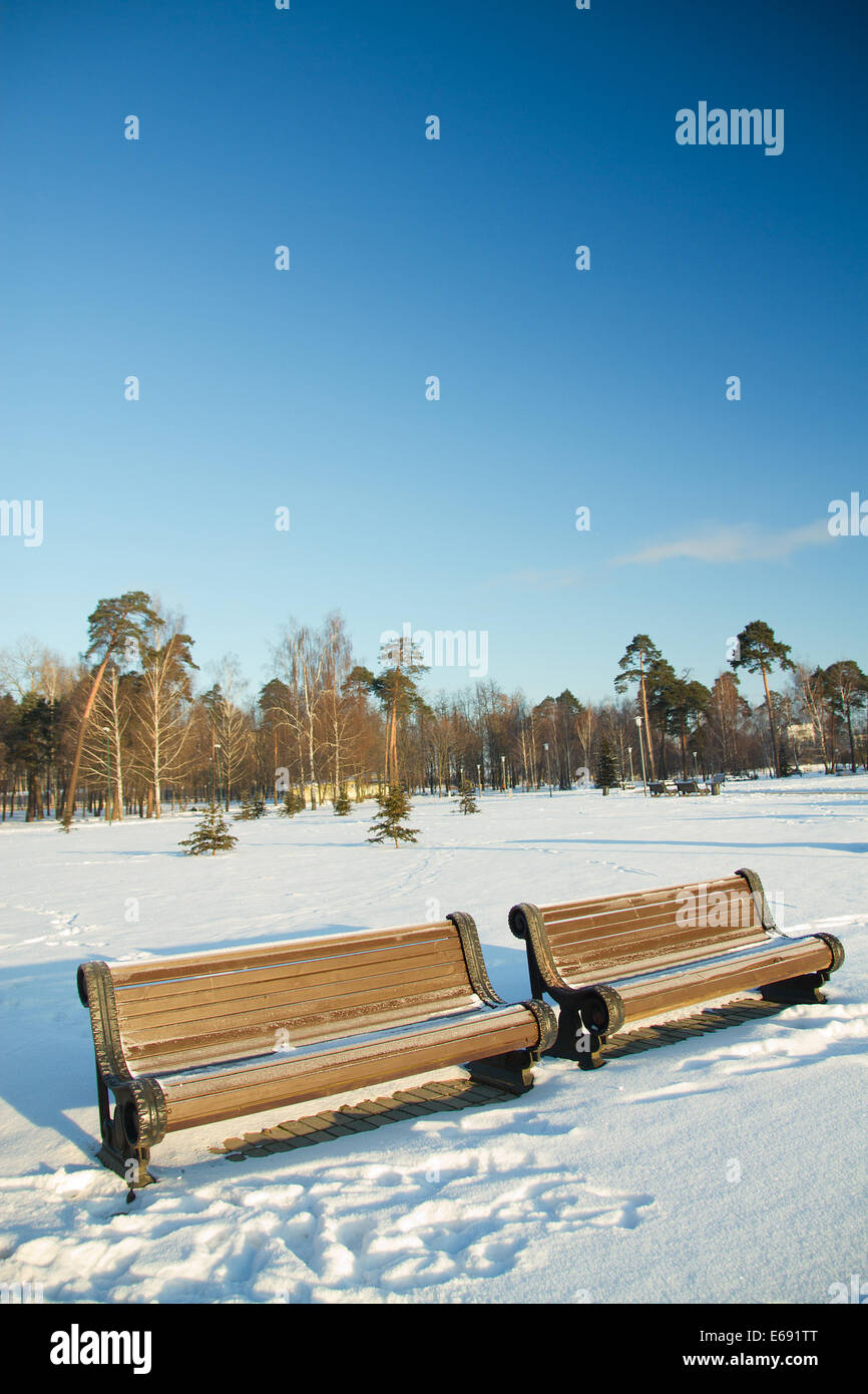 winter park benches Stock Photo - Alamy