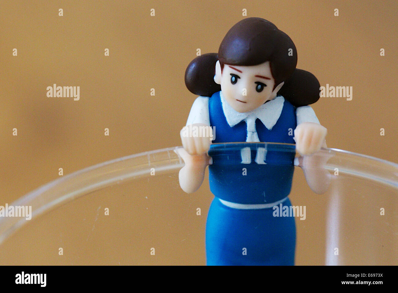 A figure of "Cup no Fuchiko" climbs on the side of a glass on August 19 ...