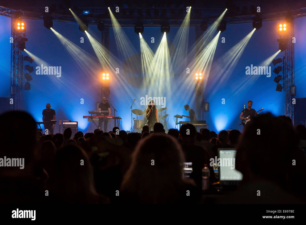 Female singer stage audience hi-res stock photography and images - Alamy