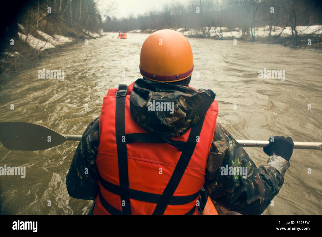 Mari man kayaking on snowy river Stock Photo - Alamy