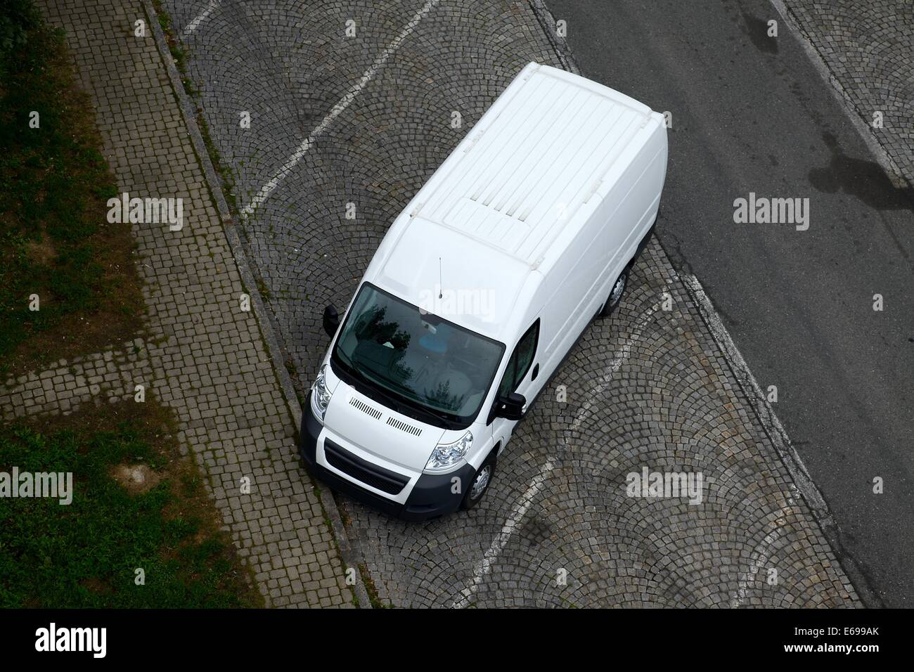 White cargo van hi-res stock photography and images - Alamy