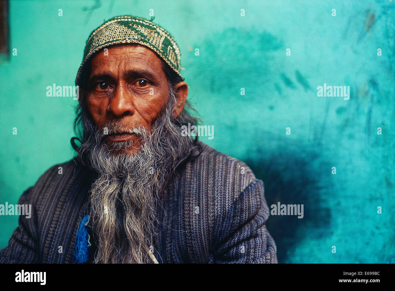 Fakir outside of the Moinuddin Chishti mausoleum ( India Stock Photo ...