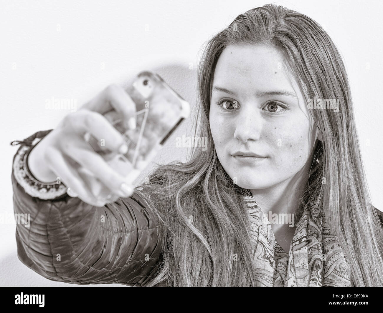 Girls taking cell phone picture hi-res stock photography and images - Alamy