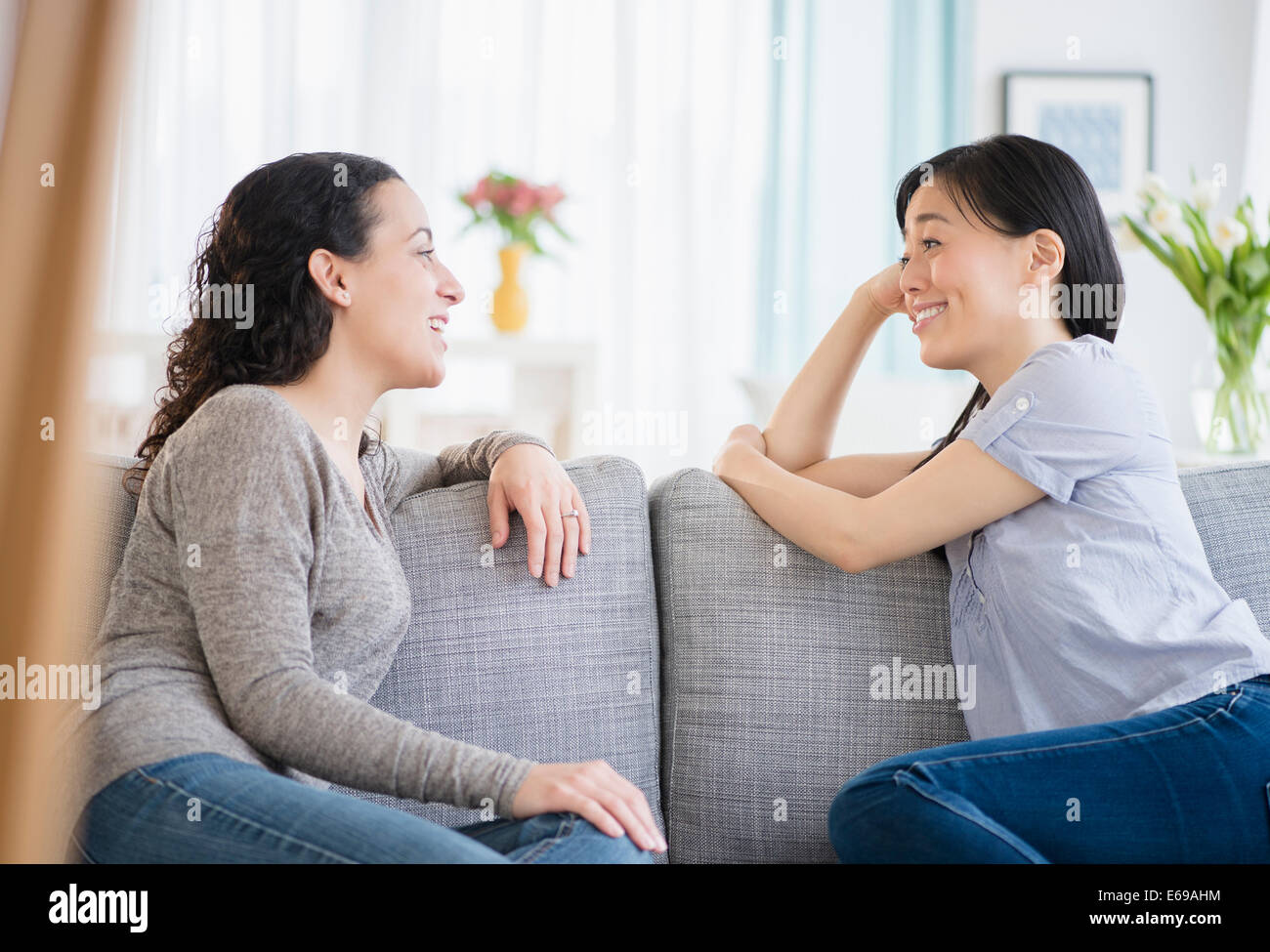Two women talking sofa couch hi-res stock photography and images - Alamy