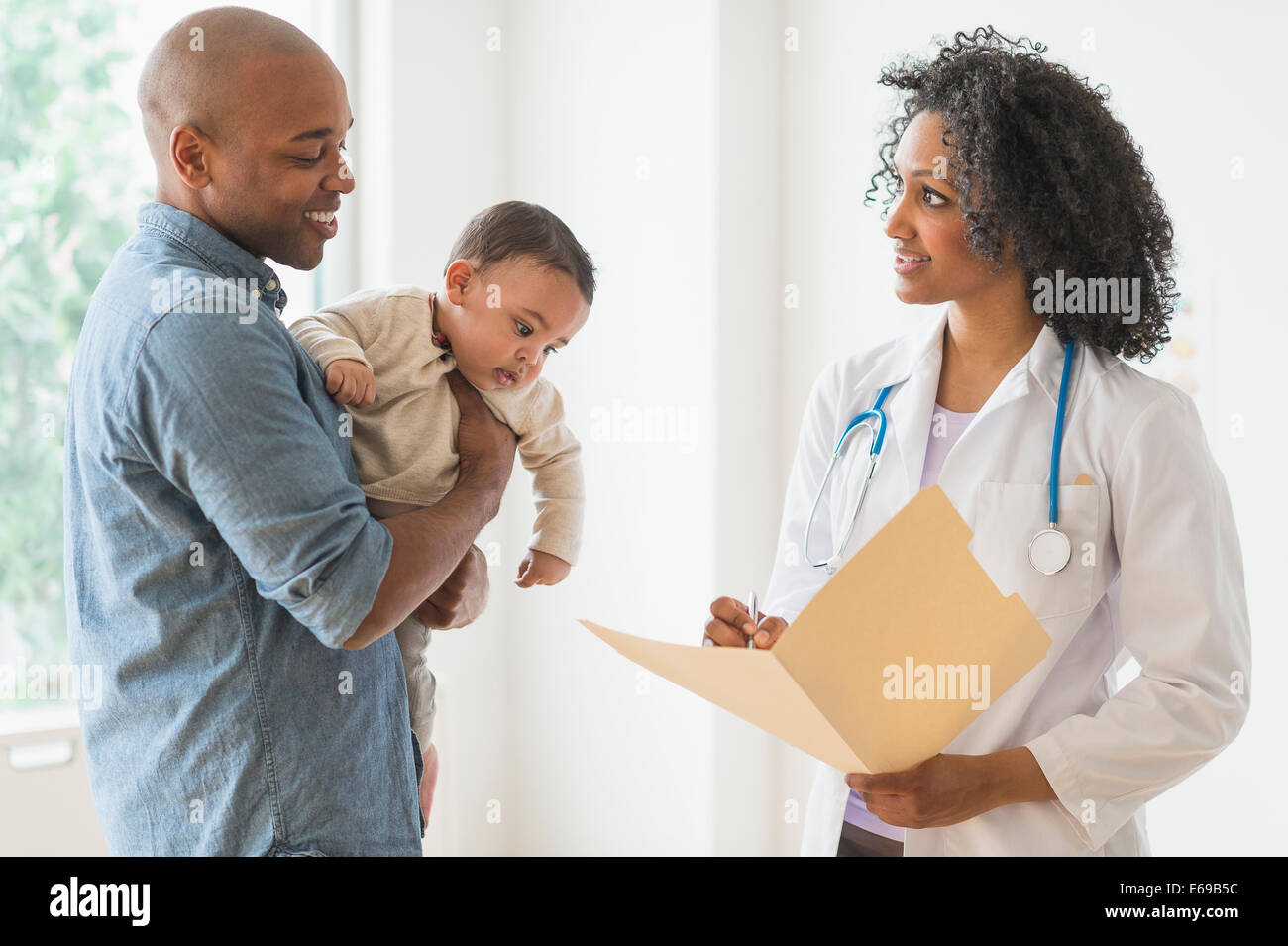 Child talking doctor hi-res stock photography and images - Alamy