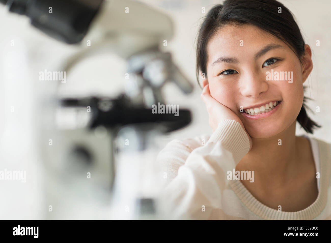 Child science lab hi-res stock photography and images - Alamy