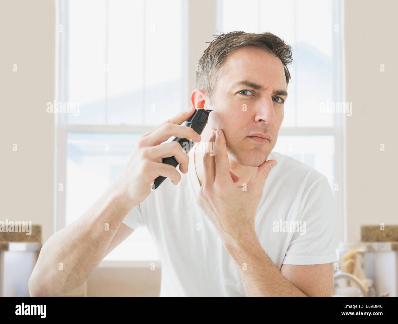 Man shaving hi-res stock photography and images - Alamy