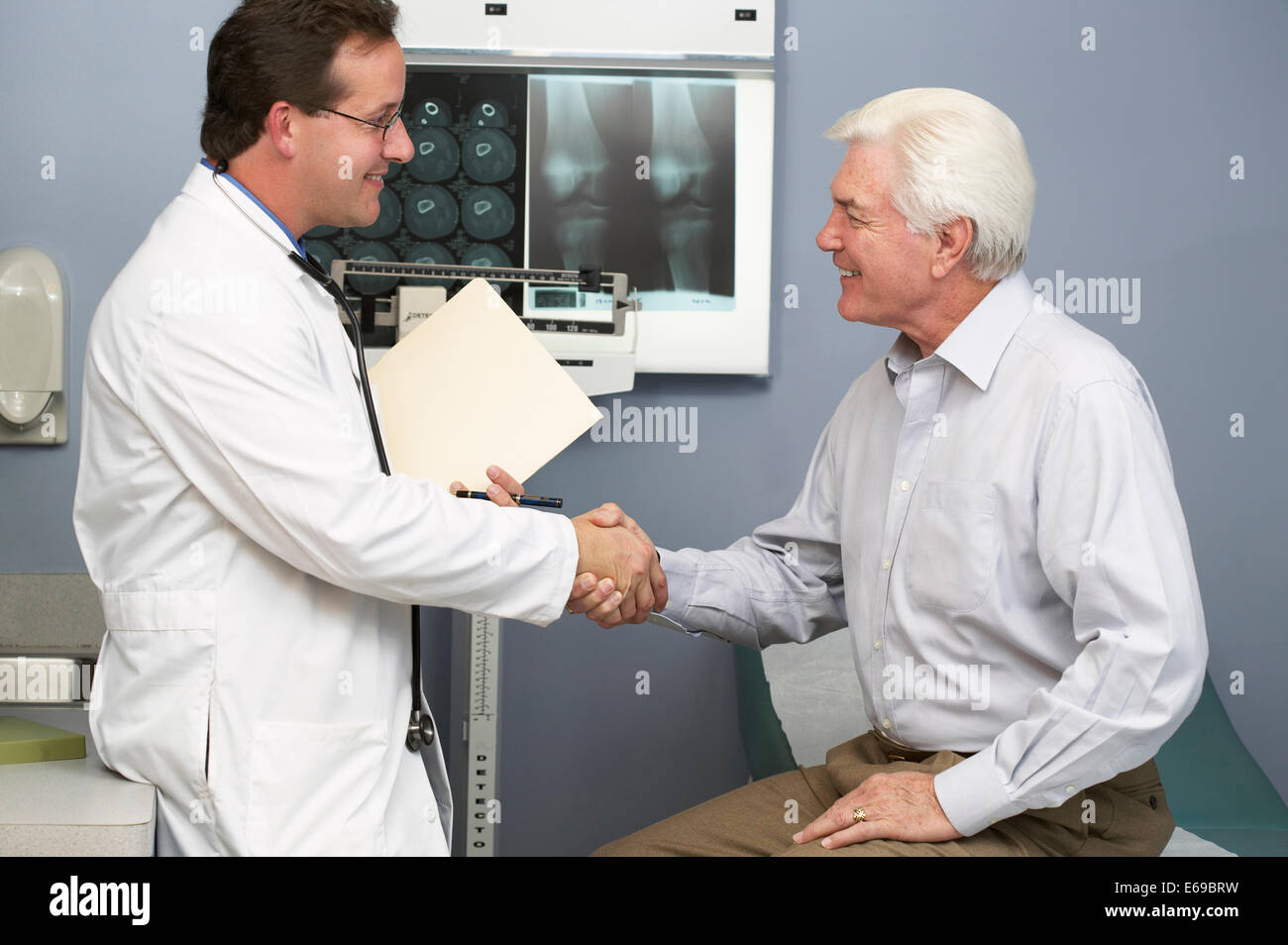 Doctor shaking patient's hand in hospital room Stock Photo - Alamy
