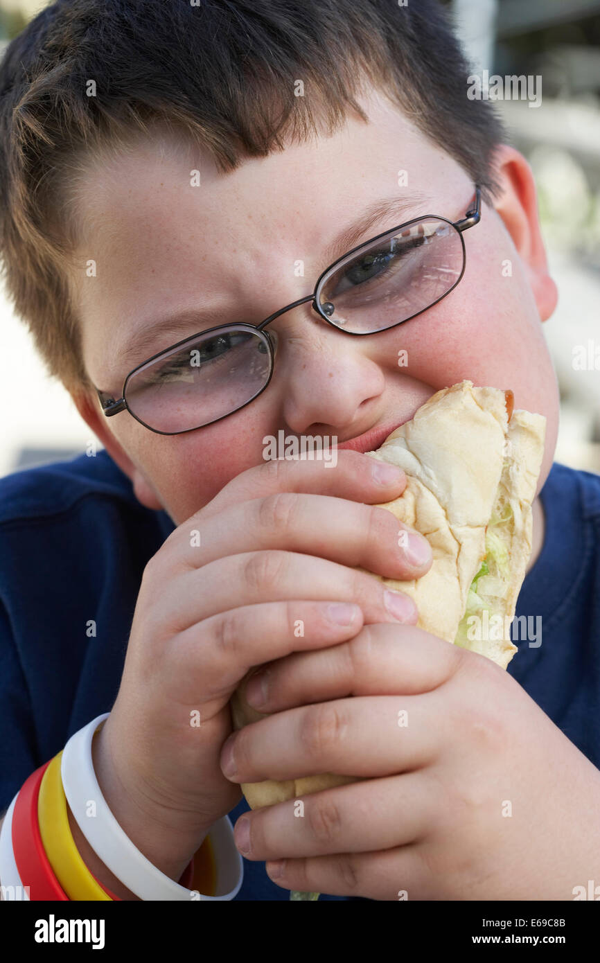 Boy eating sandwich outdoors Stock Photo - Alamy